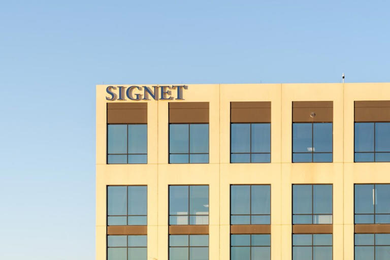 The diamond turnaround: Signet stock rises on raised full-year outlook ...