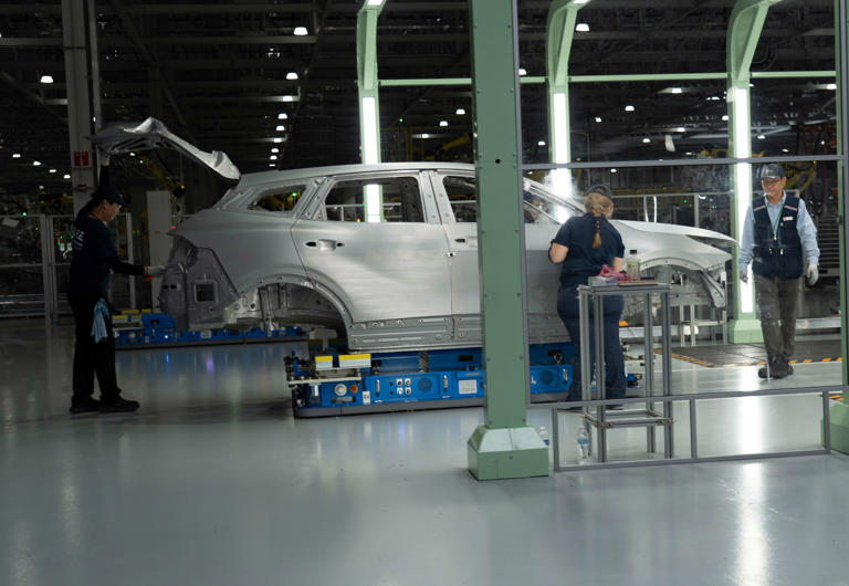 Gov. Kemp, Hyundai celebrate production of Kia Sportage hybrid