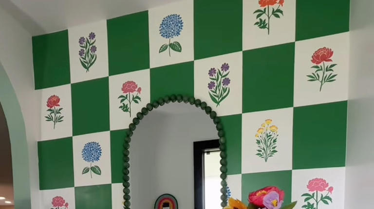 Woman uses simple paint to DIY faux wallpaper that looks beautiful on a ...
