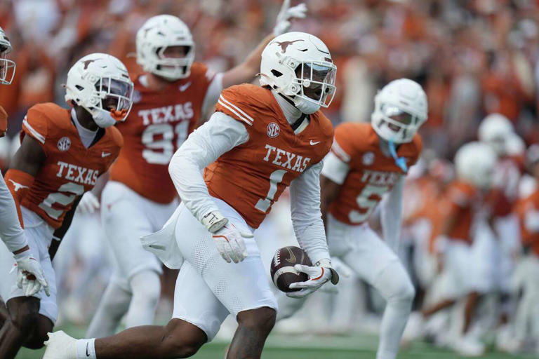 Texas' Colin Simmons lands on EA Sports College Football 27 deluxe cover