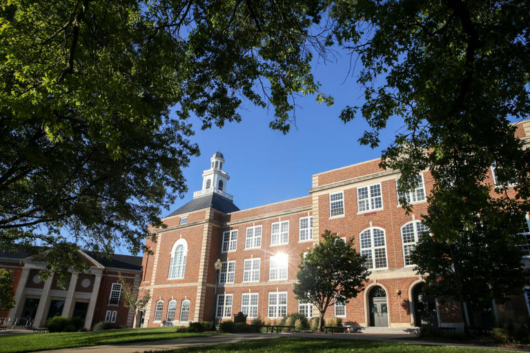 Iowa City High dismisses classes amid bomb threat