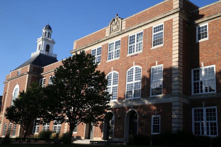 Iowa City High dismisses classes amid bomb threat