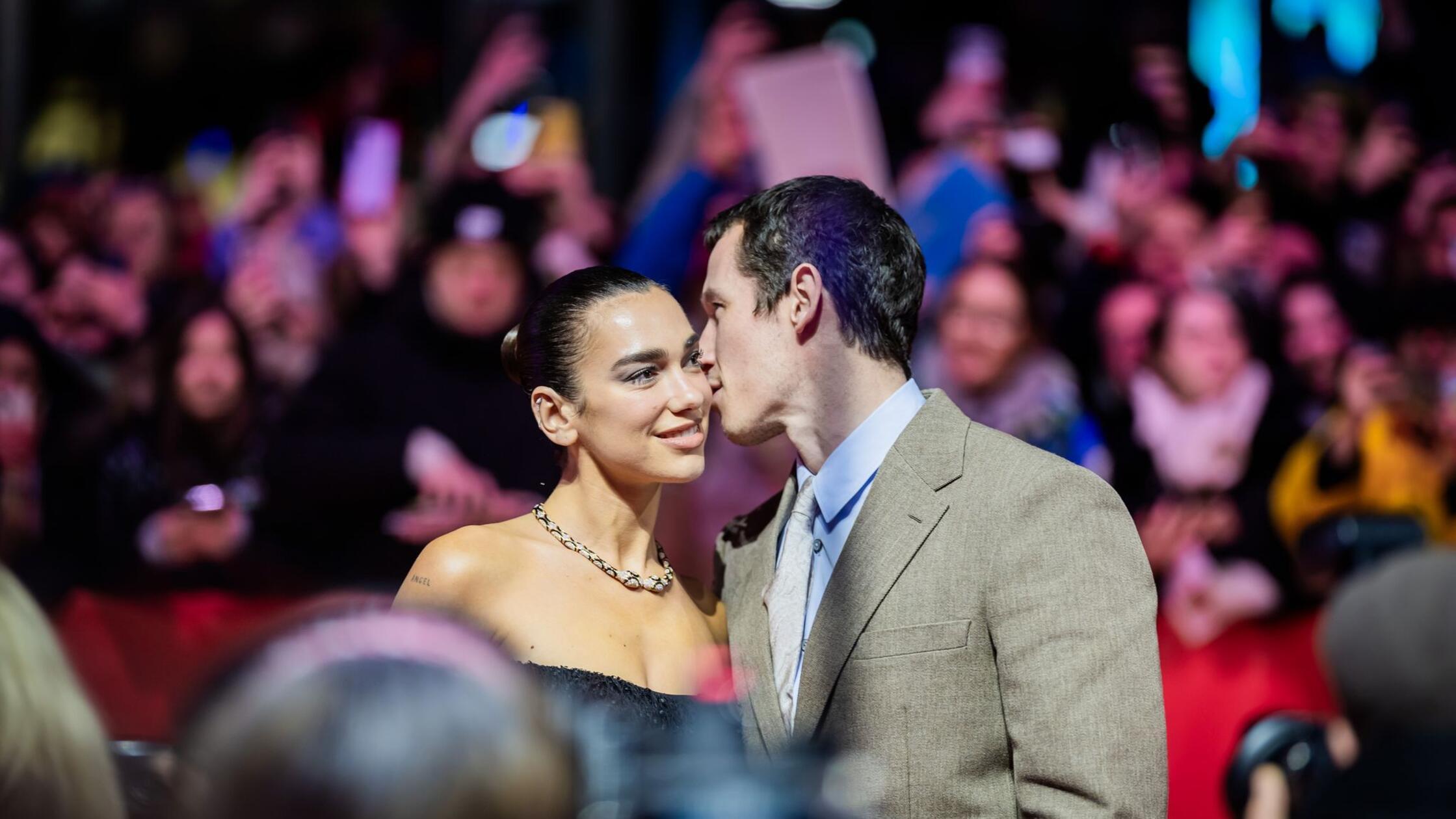 Frisch verheiratet? Dua Lipa sorgt mit Fotos für Aufsehen
