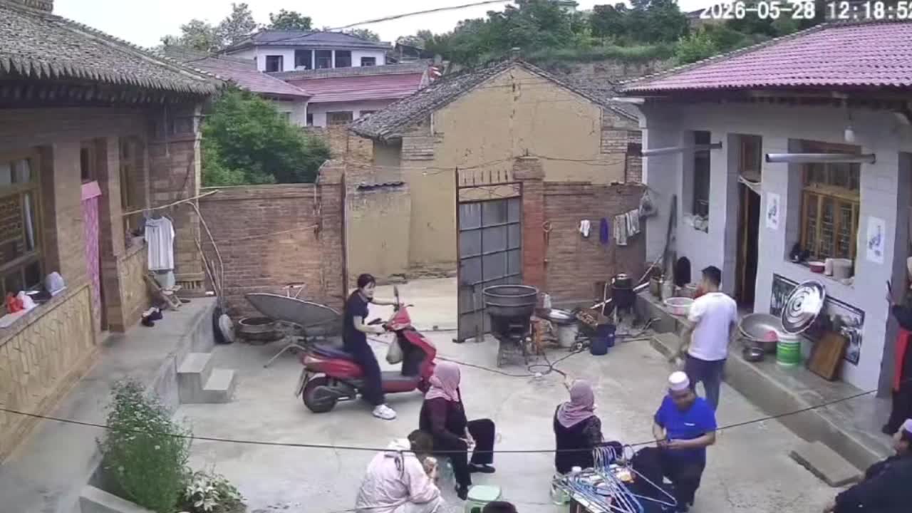 Man accidentally spills cooking pot while mounting motorcycle in Gansu ...