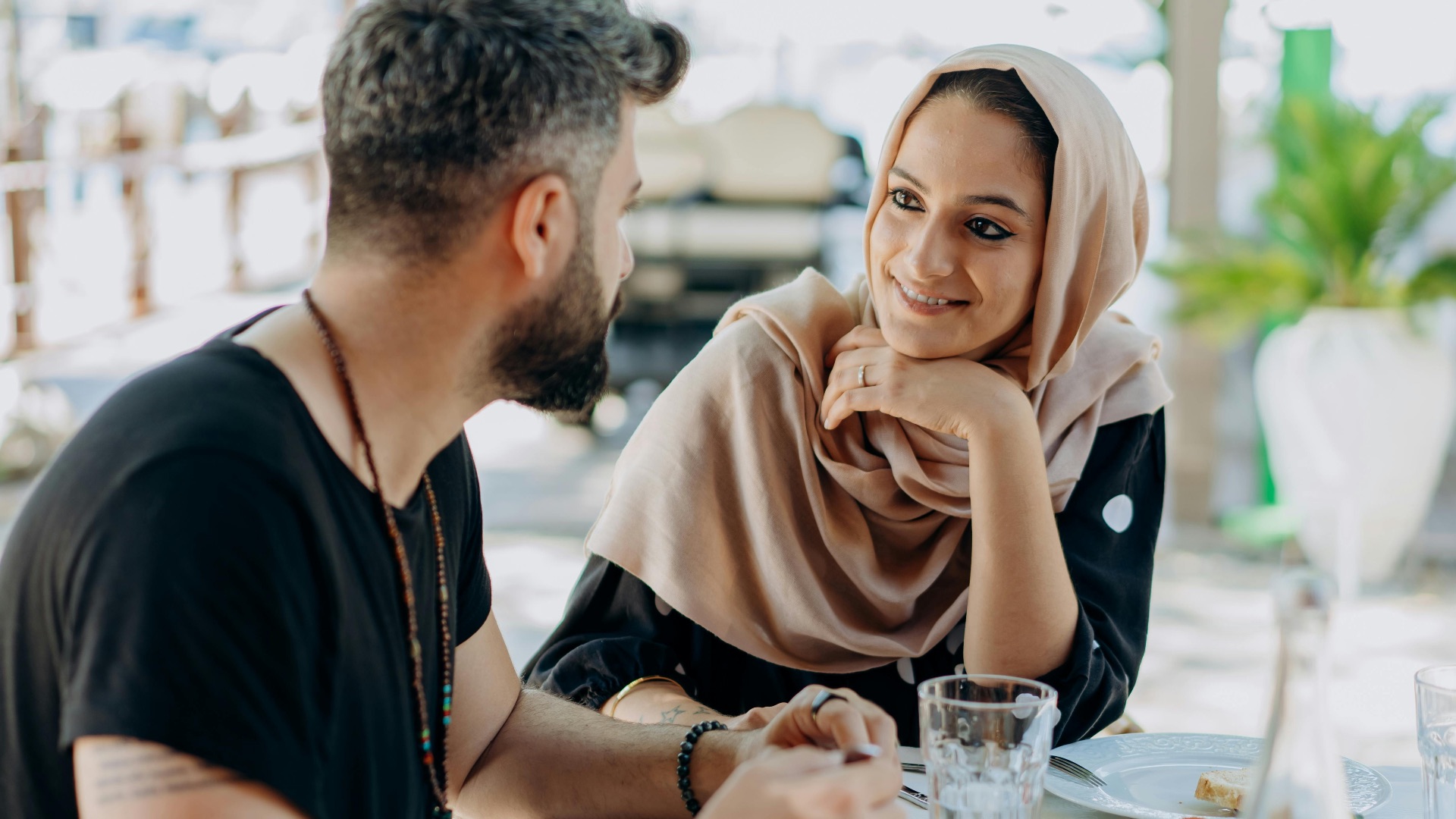 10 perks of meeting a partner organically & 10 of meeting one from an app
