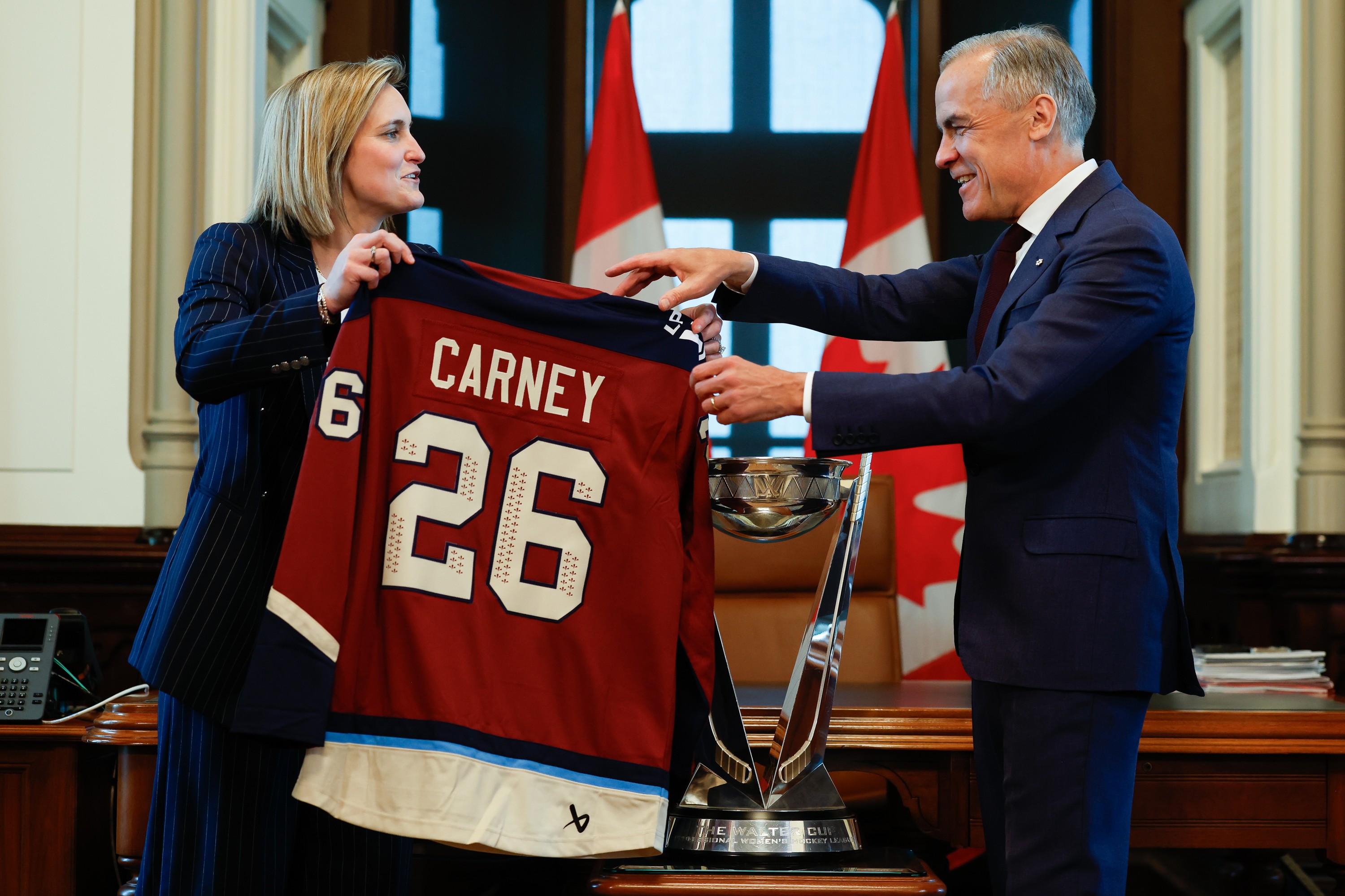 Montreal Victoire players visit Mark Carney, present him with jersey