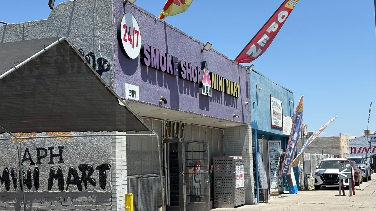 Smoke shop employee shot during attempted robbery in central Fresno ...