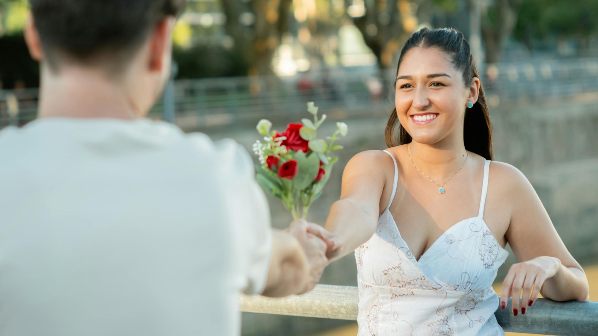10 perks of meeting a partner organically & 10 of meeting one from an app