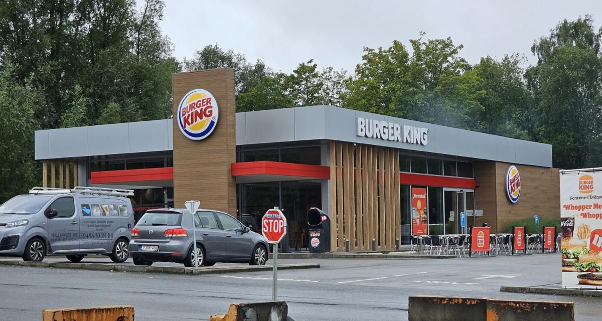 Ivre, il termine sa course sur le muret d’un fast-food et tente de ...