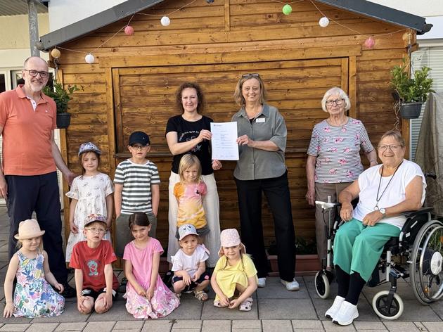 Kita-Kinder rennen durch Johanniter-Stift Buseck – und locken Senioren ...