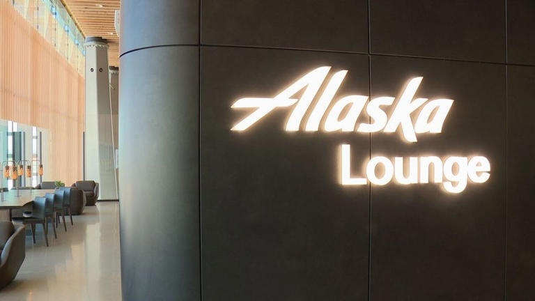 Alaska Airlines debuts new 14,000-square-foot lounge at Portland ...