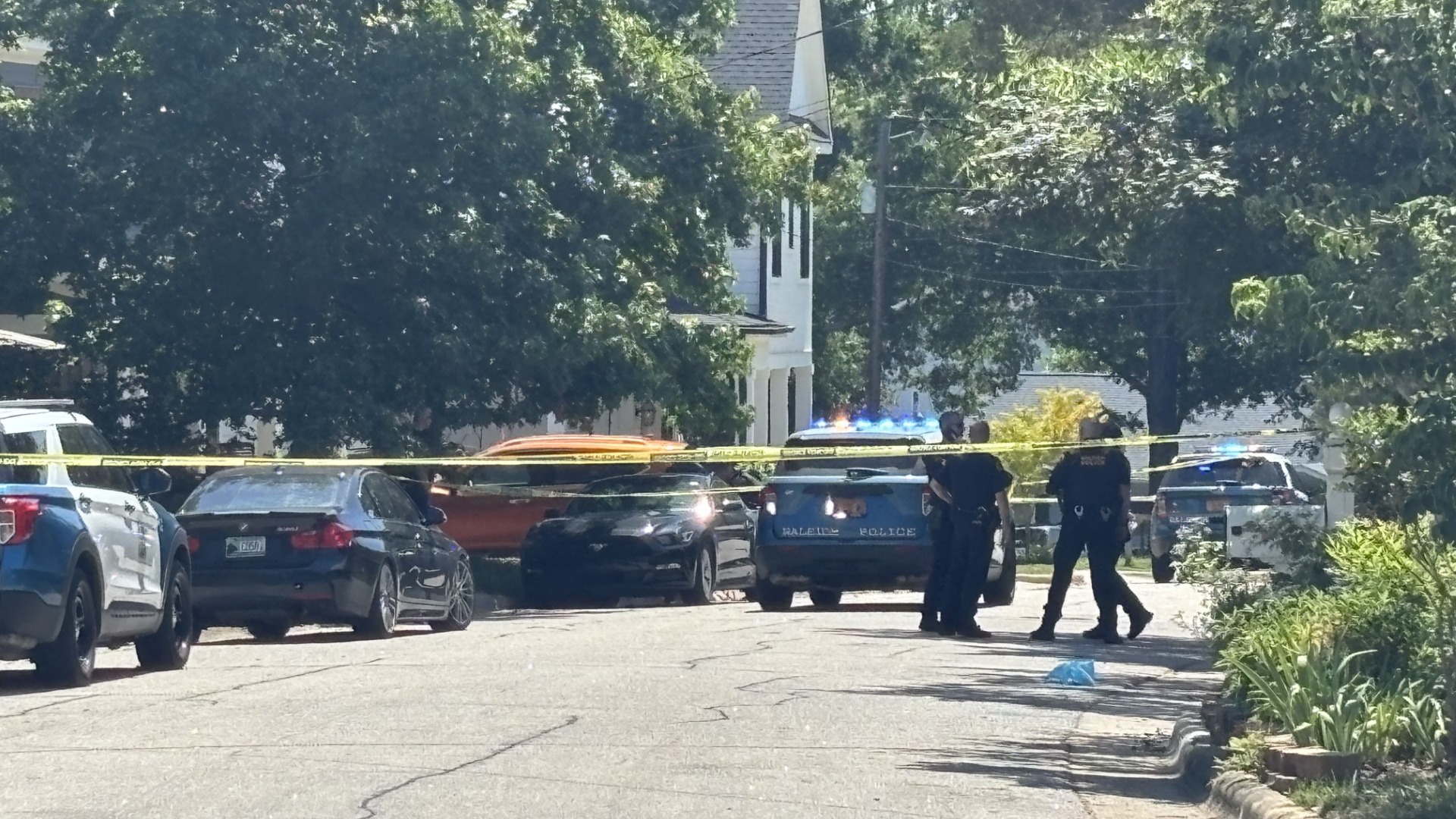 Neighbor hears fight outside, grabs gun and shoots man to stop ax ...