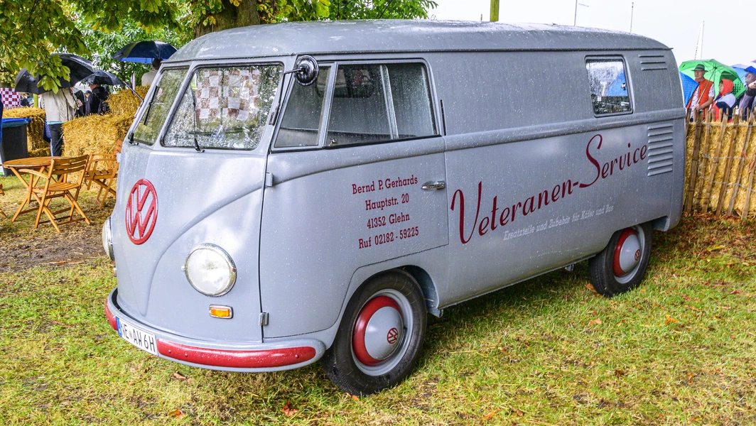 14 retro vans that defined road trip culture