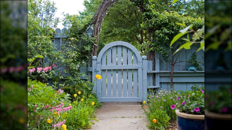 13 unique ideas to create a fence gate that makes a big statement about ...