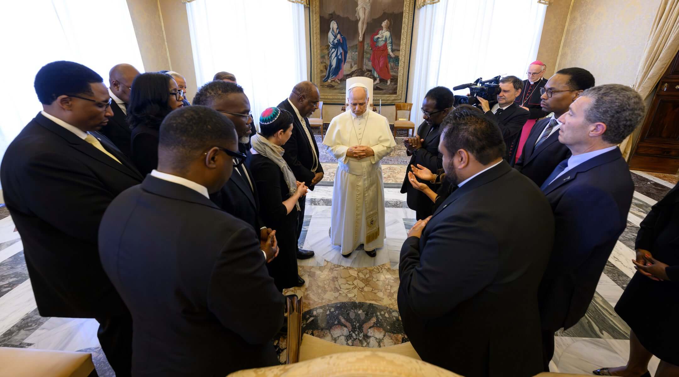 At the Vatican with Chicago’s mayor, a rabbi gave Pope Leo a White Sox ...