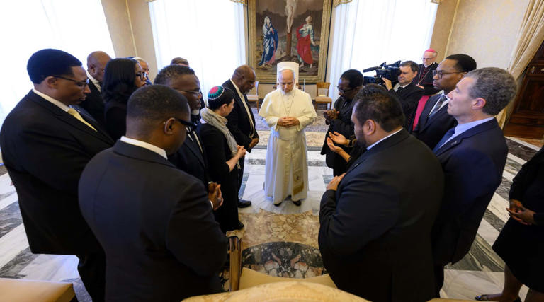 At the Vatican with Chicago’s mayor, a rabbi gave Pope Leo a White Sox ...