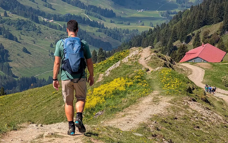 Men’s Journal outlines summer hiking risks and safety tips