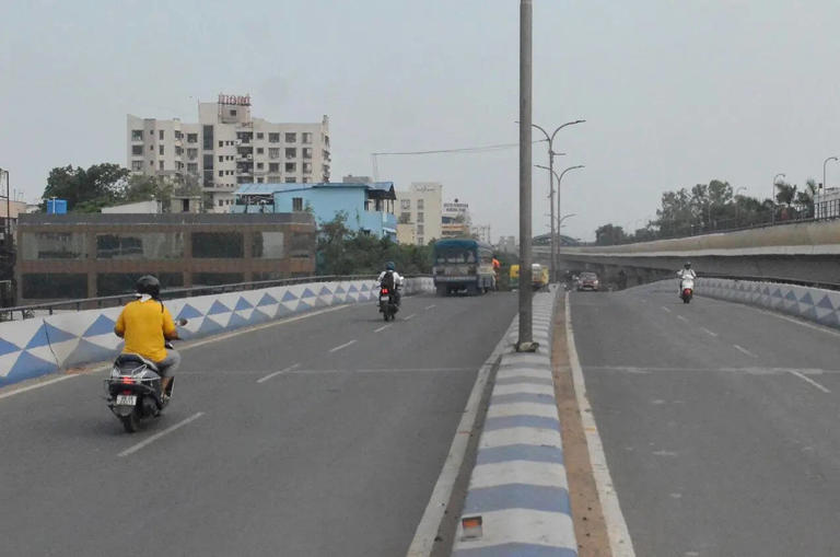 Traffic on Taratala flyover suspended after gas leak