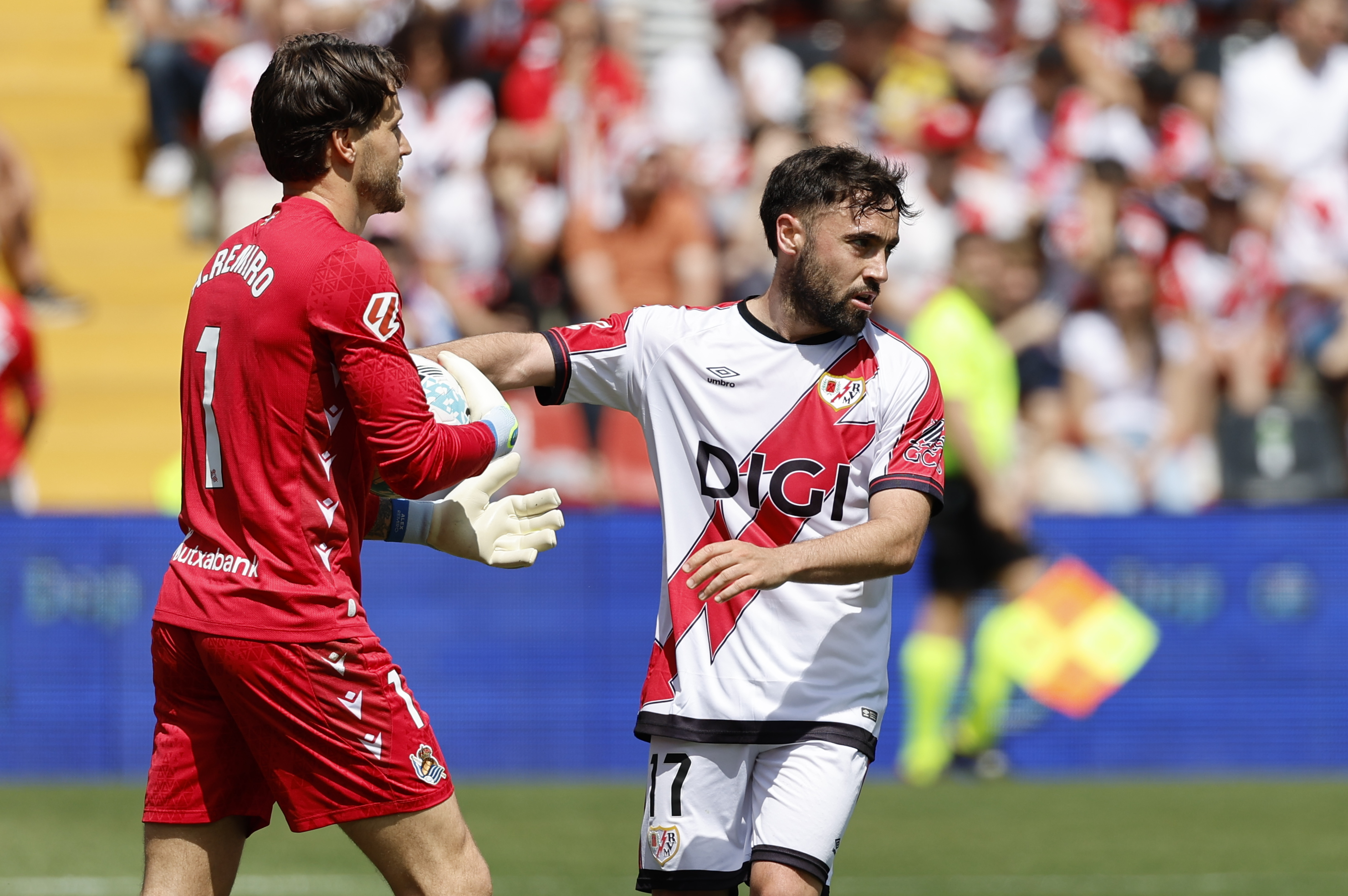 Un jugador del Rayo, cerca del Olympiacos