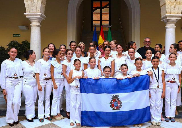JerezAlDía.- La alcaldesa recibe en el Ayuntamiento a las alumnas de la ...