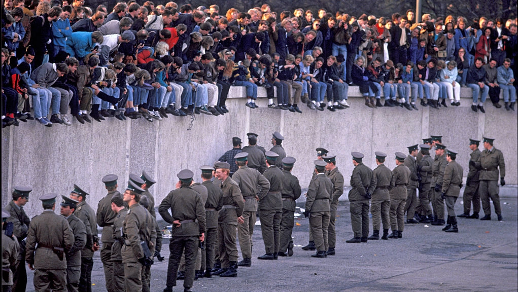 22 iconic moments and trends from the 1990s