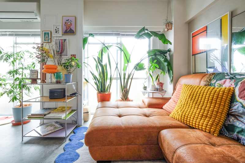 A family of 5 lives comfortably in a 538-square-foot Tokyo apartment ...