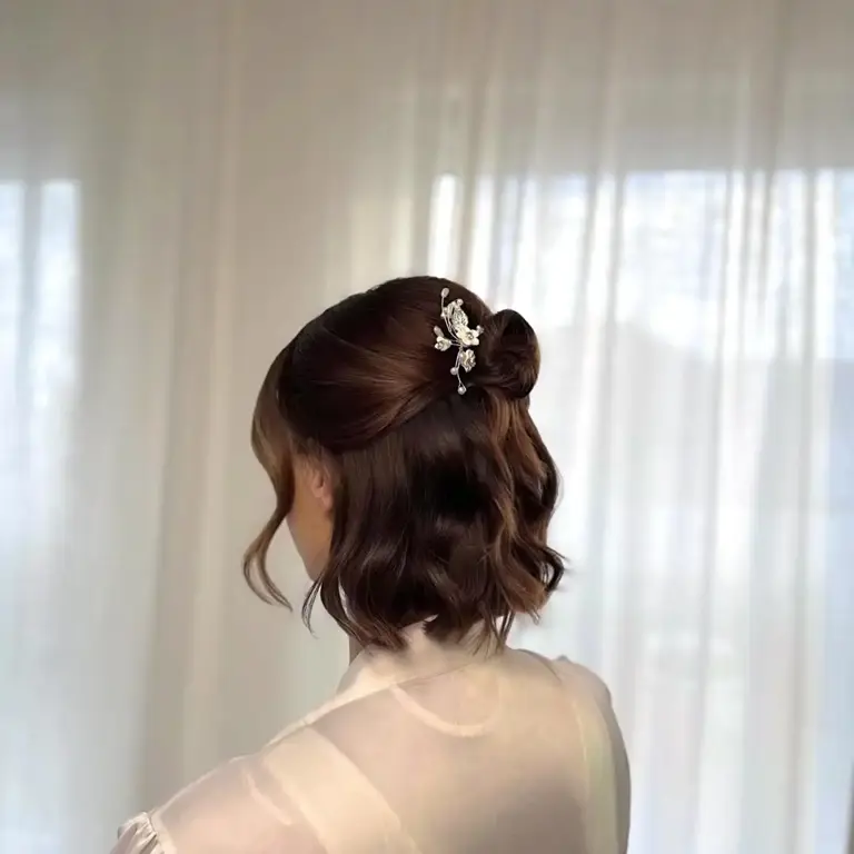 Moños con pelo corto para boda más elegantes y favorecedores