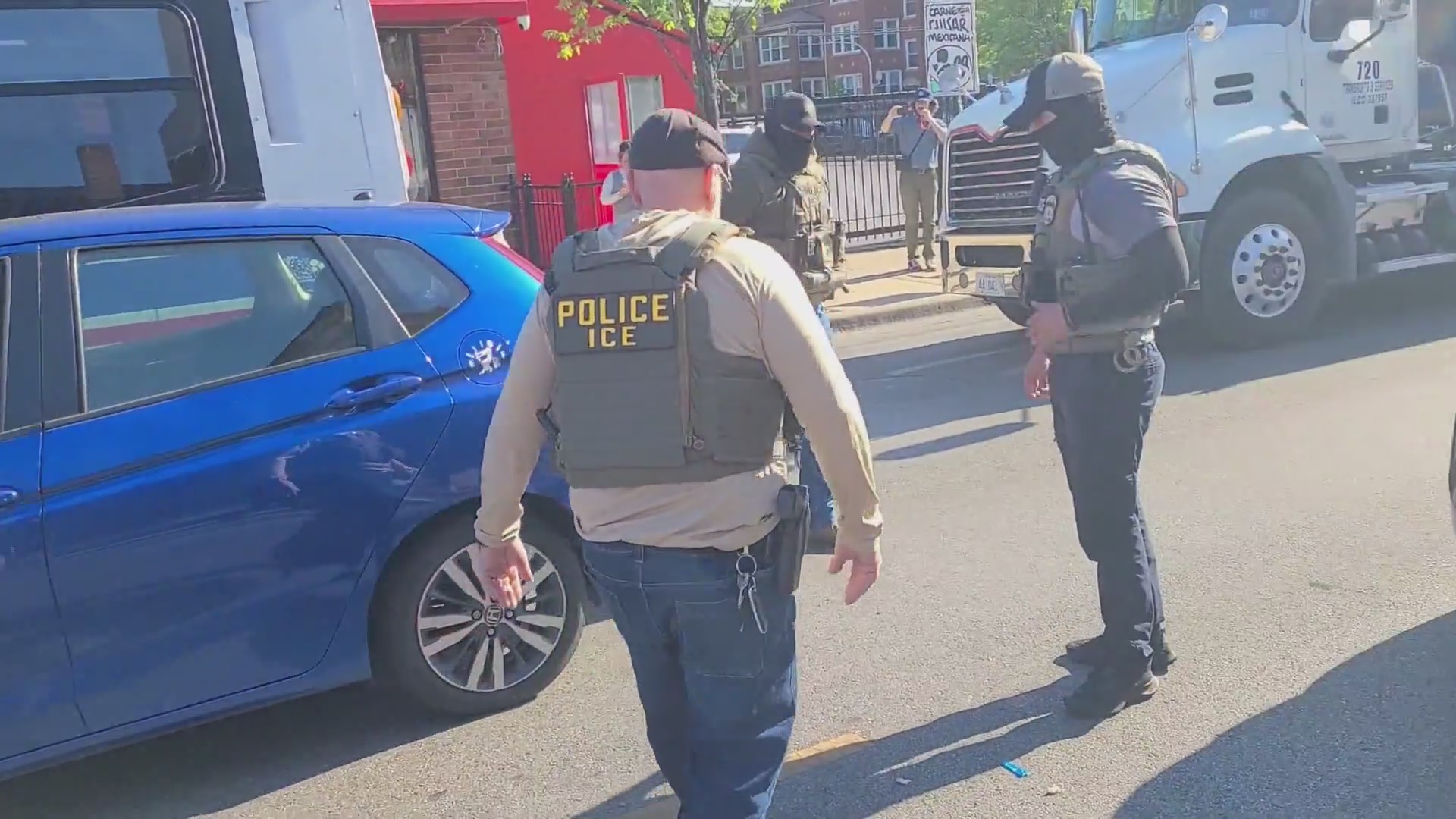 Federal agents crash into woman's car while detaining man on NW Side ...
