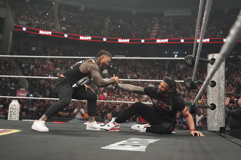Jey Uso tuvo que intervenir cuando un fan no dejaba ir a Roman Reigns