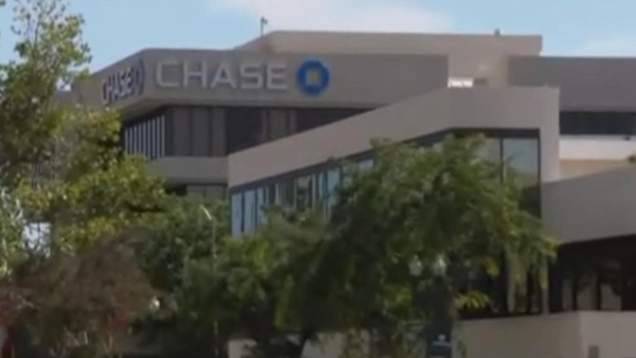 Hostage situation, bomb threat reported at California Chase Bank
