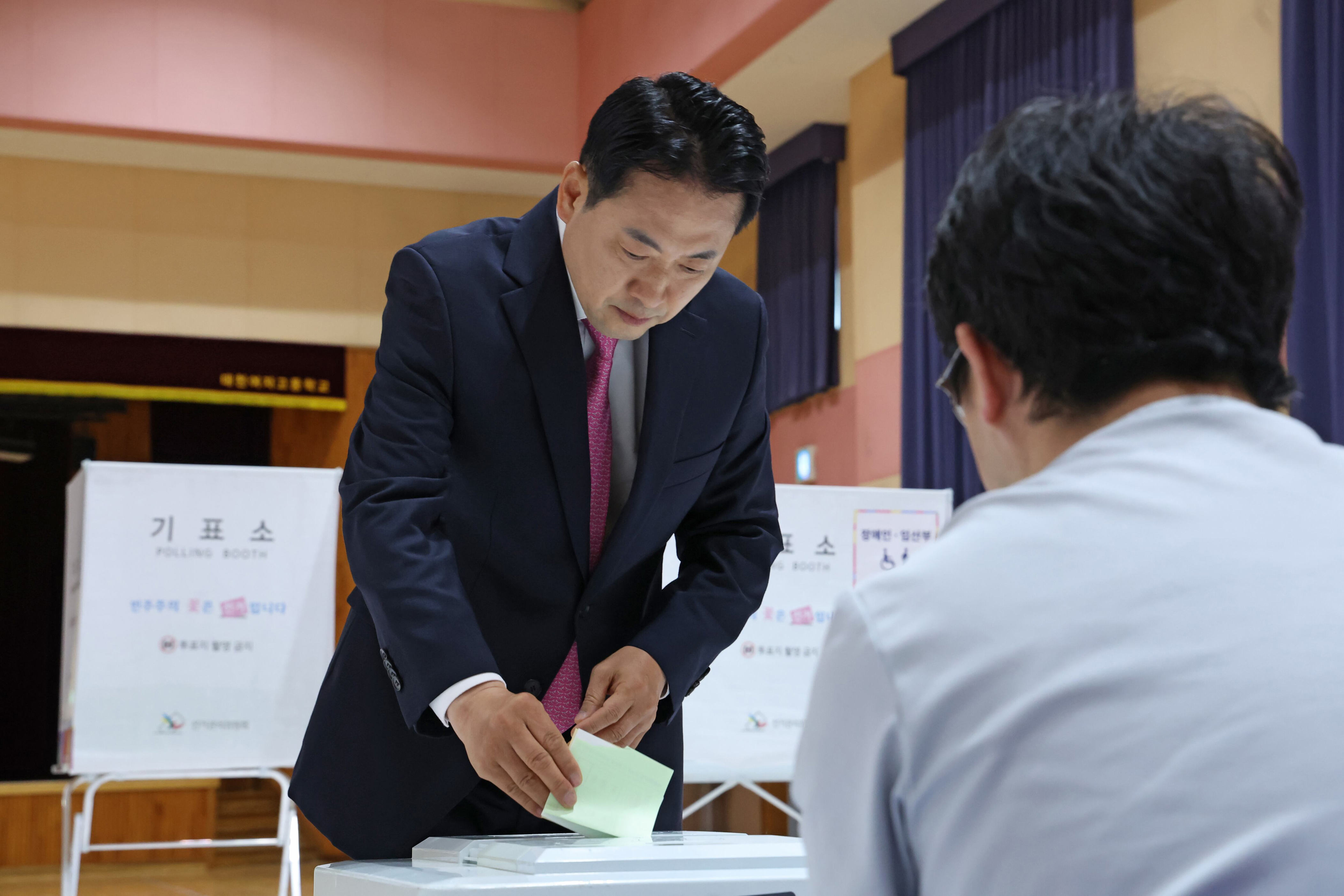 People Power Party leader addresses ballot stamp controversy