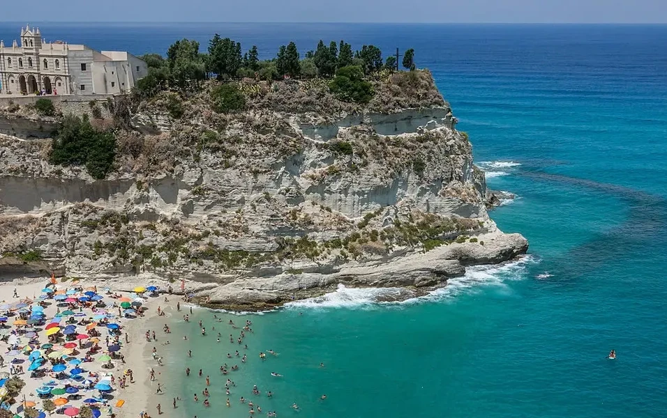 Deep 6.2 quake rattles southern Italy without damage