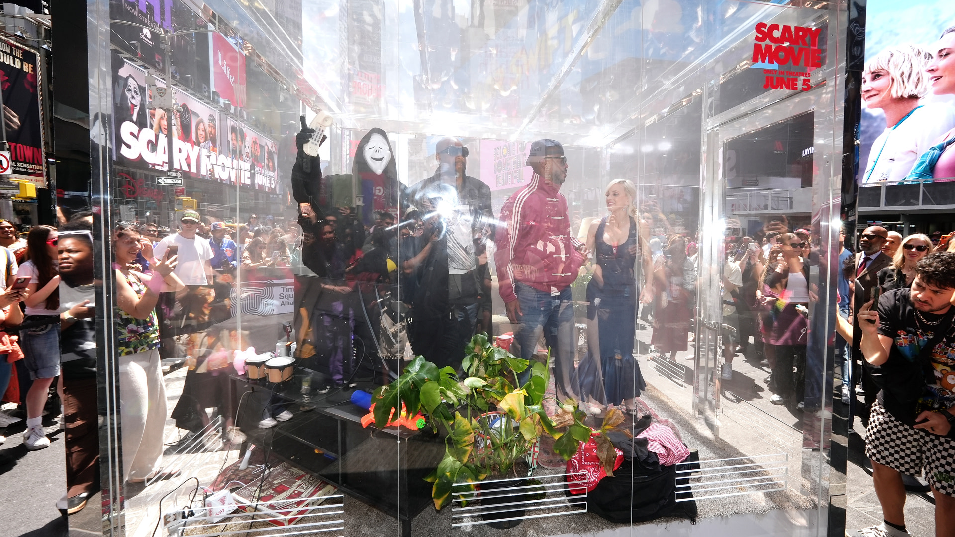The 'Scary Movie 6' cast 'hotboxed' a glass box in the middle of Times ...