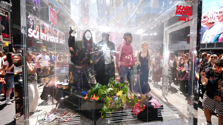 The 'Scary Movie 6' cast 'hotboxed' a glass box in the middle of Times ...