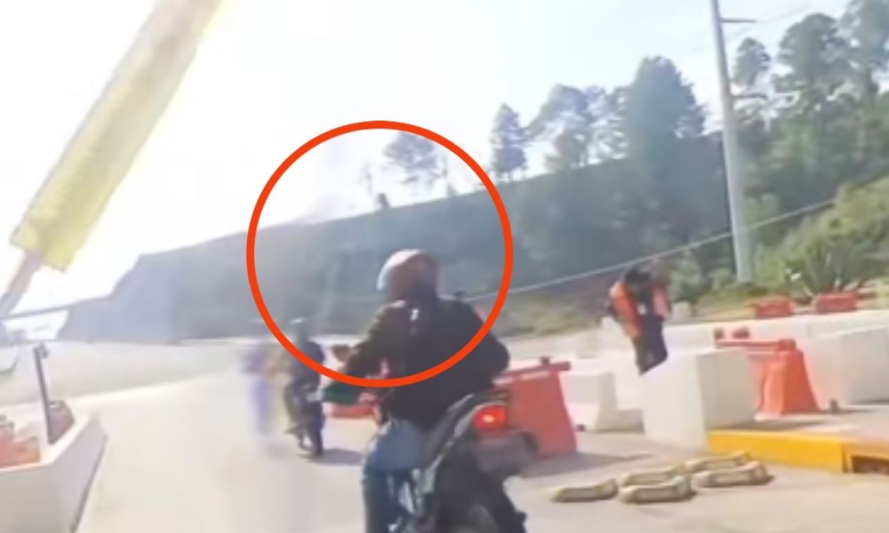 Motociclista es golpeado por la pluma de una caseta al intentar huir ...