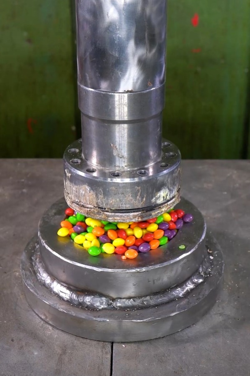 Prensa hidráulica vs. caramelos de colores