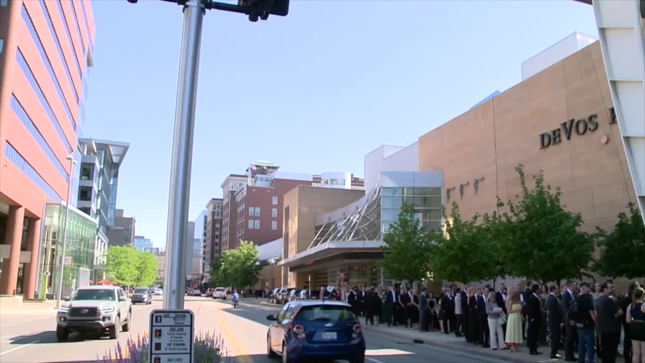 Former presidents Bush and Clinton speak at Grand Rapids Economic Club ...