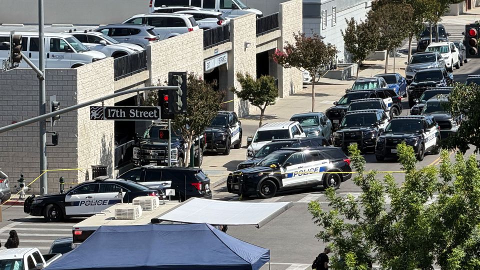 Standoff underway at California bank after man barricades himself with ...