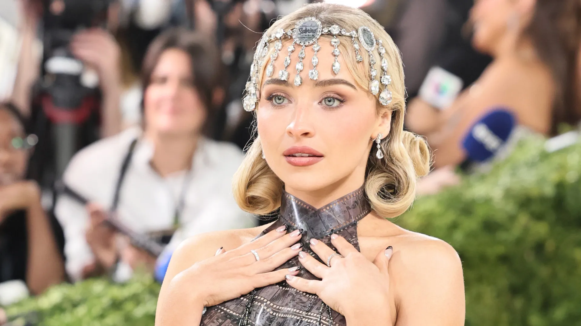 Sabrina Carpenter pede ordem de restrição após tentativa de invasão