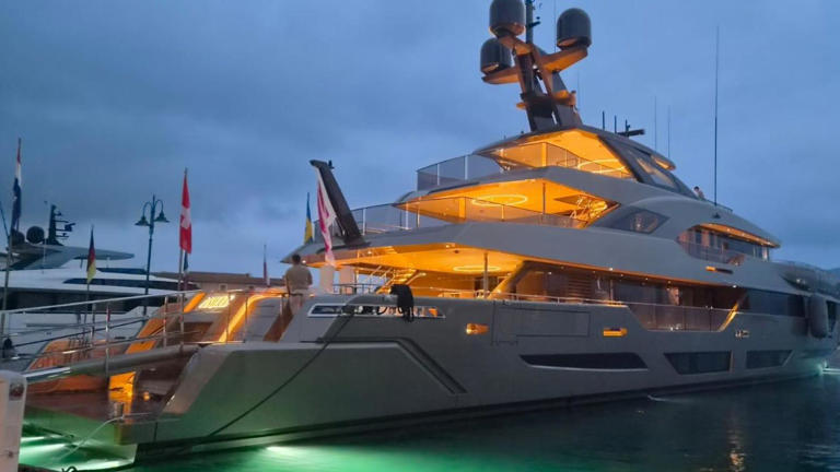Cinquanta metri di lusso: a Portoferraio c’è il mega yacht di Maria ...