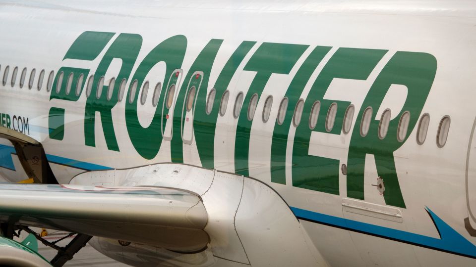 Frontier passenger chokes off-duty flight attendant after trying to ...
