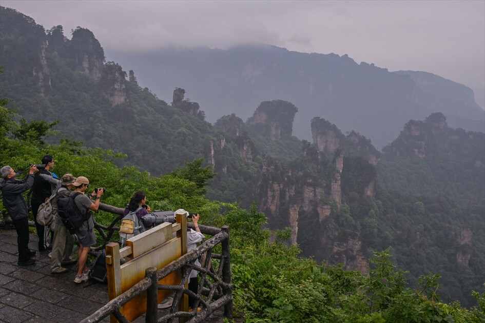 Turistler Zhangjiajie'nin ünlü Avatar Dağları'nı ziyaret etti