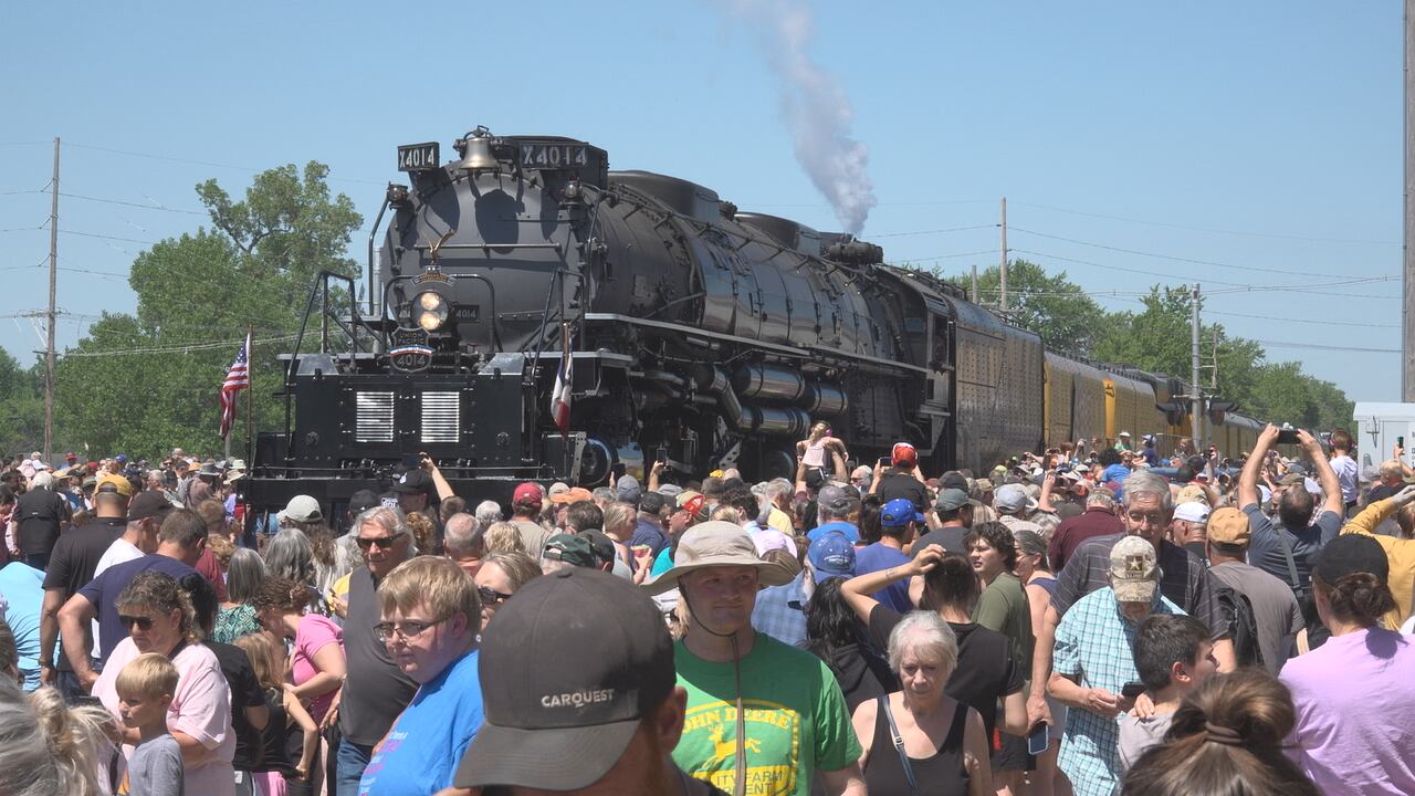 Largest operational steam locomotive 'Big Boy' stops in eastern Iowa ...