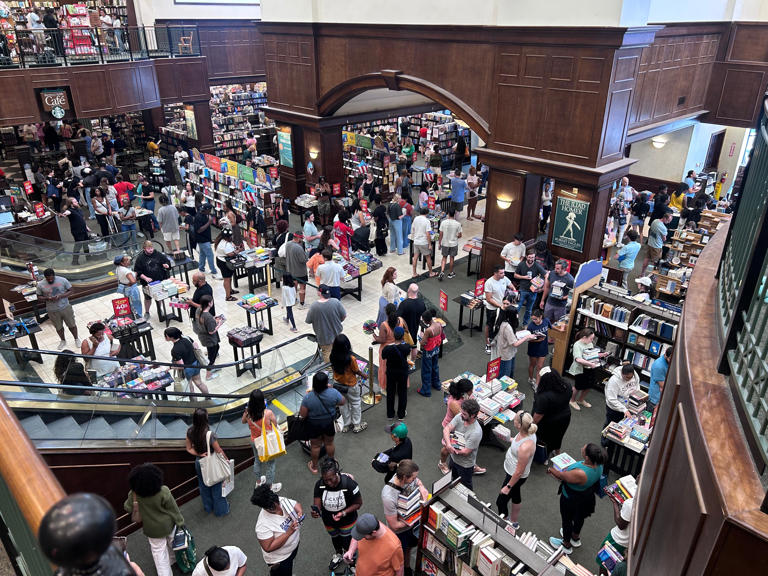 Customers pack Cumberland Barnes & Noble ahead of closing, RaceTrac ...