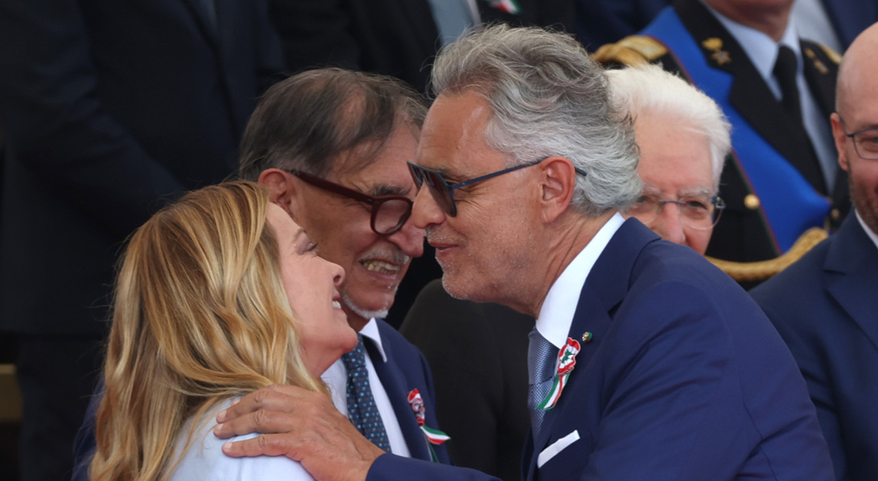 2 giugno, Andrea Bocelli saluta con un bacio Giorgia Meloni dopo aver ...