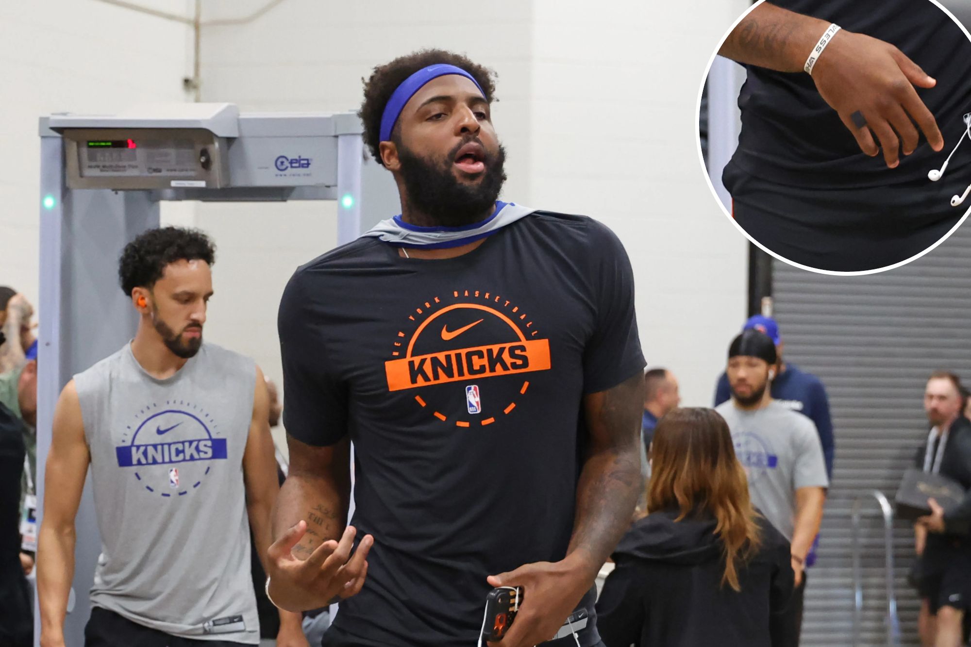 First look at Mitchell Robinson’s broken pinky as Knicks drama swirls ...