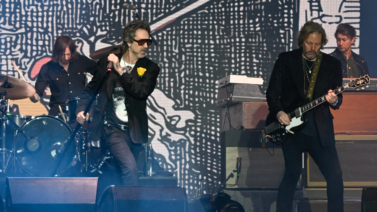 '90s music star clashes with booing fans in awkward onstage exchange