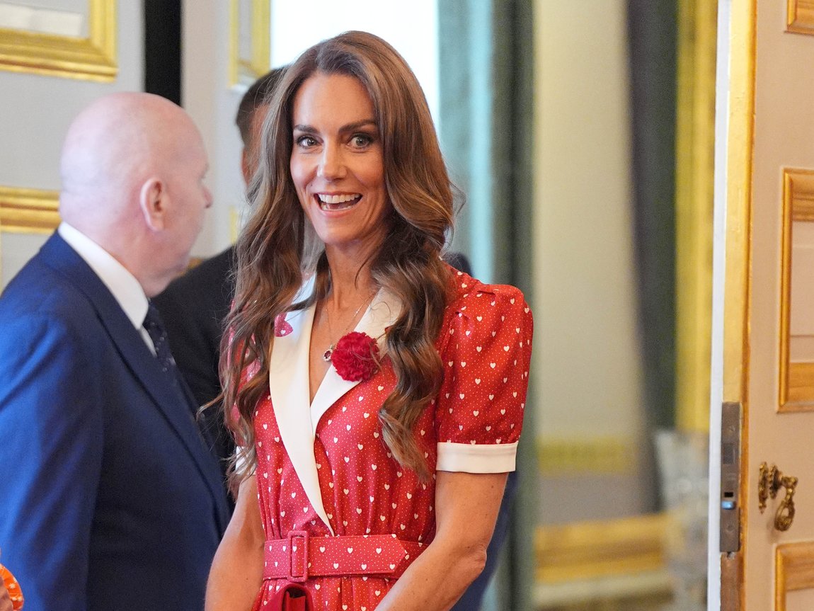 In knalligem Rot: Prinzessin Kate setzt Zeichen im Kampf gegen Krebs