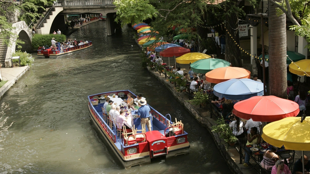 San Antonio Riverwalk tours blend history, culture, and charm