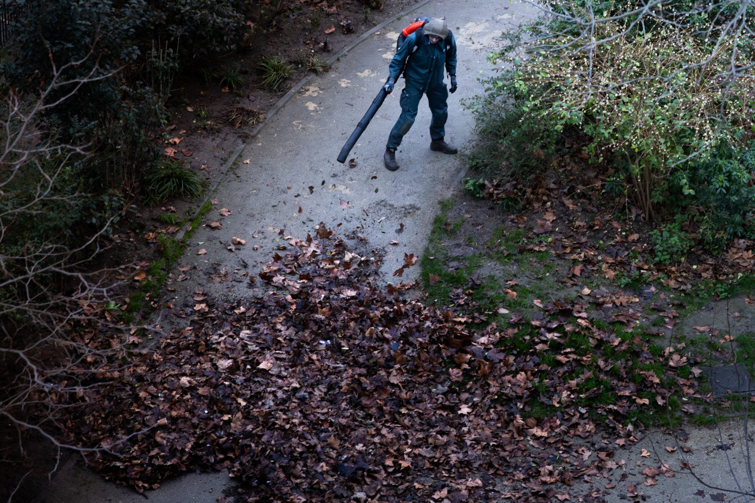 Bazooka wielder reported to police was actually carrying a leaf blower